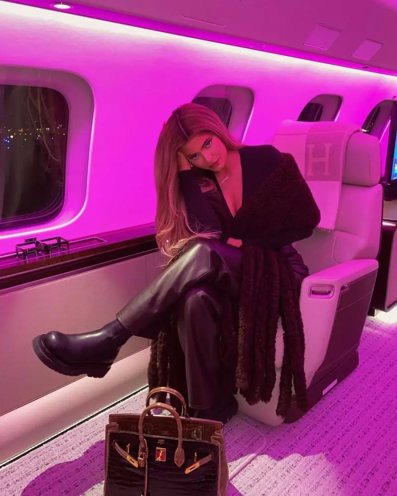 Pink Kylie Cosmetics avion Kylie Jenner: fotografije i cijena 4