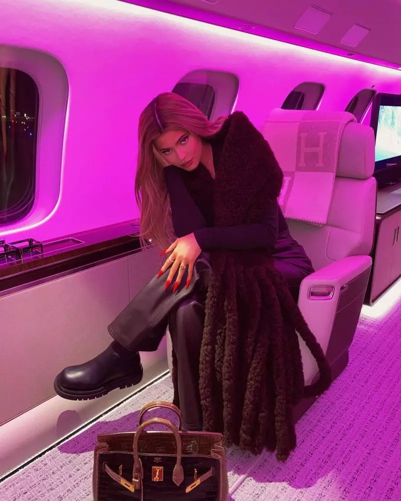 Ang Pink Kylie Cosmetics Plane ni Kylie Jenner: Mga Litrato ug Presyo 3