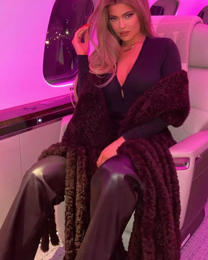 Kylie Jenner's Pink Kylie Cosmetics Plane: Duab thiab Nqe 5