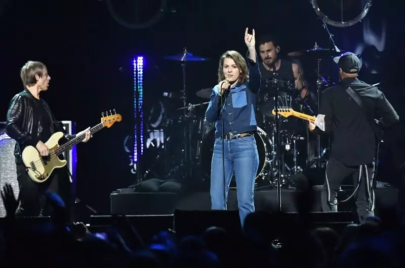 BRANDI CARLILE grammys හි රඟ දක්වයි