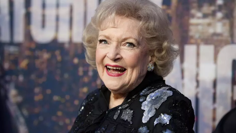 Betty White aus der Nähe von ihr lächelnd in einem schwarzen Kleid