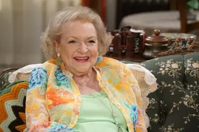 Betty White lächelt und trägt einen geblümten Blazer und ein grünes Top