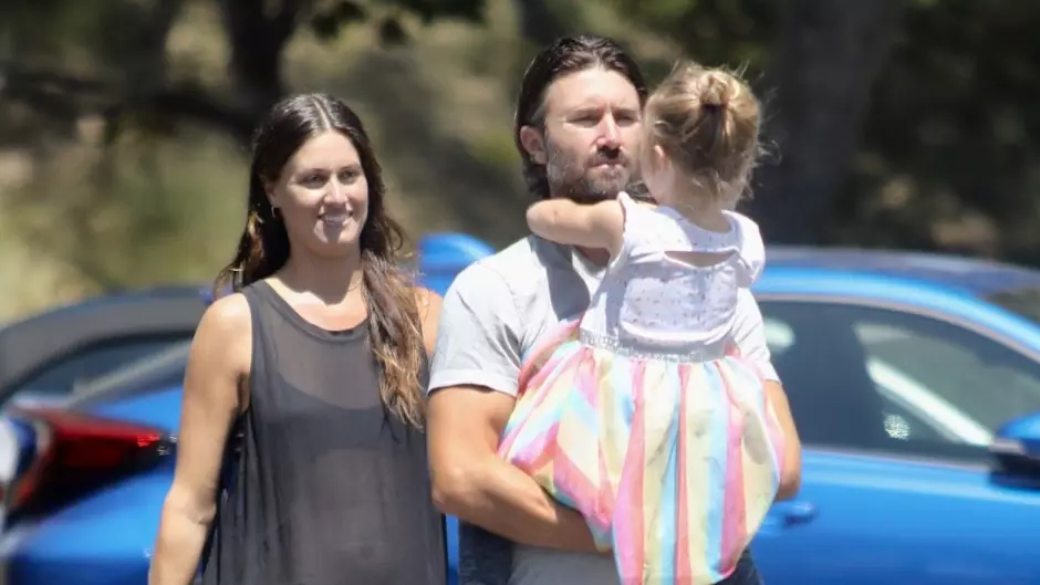Ο Μπράντον Τζένερ και η έγκυος φίλη της Κέιλι Στόκερ δείχνουν το μωρό του με διαφανές φόρεμα