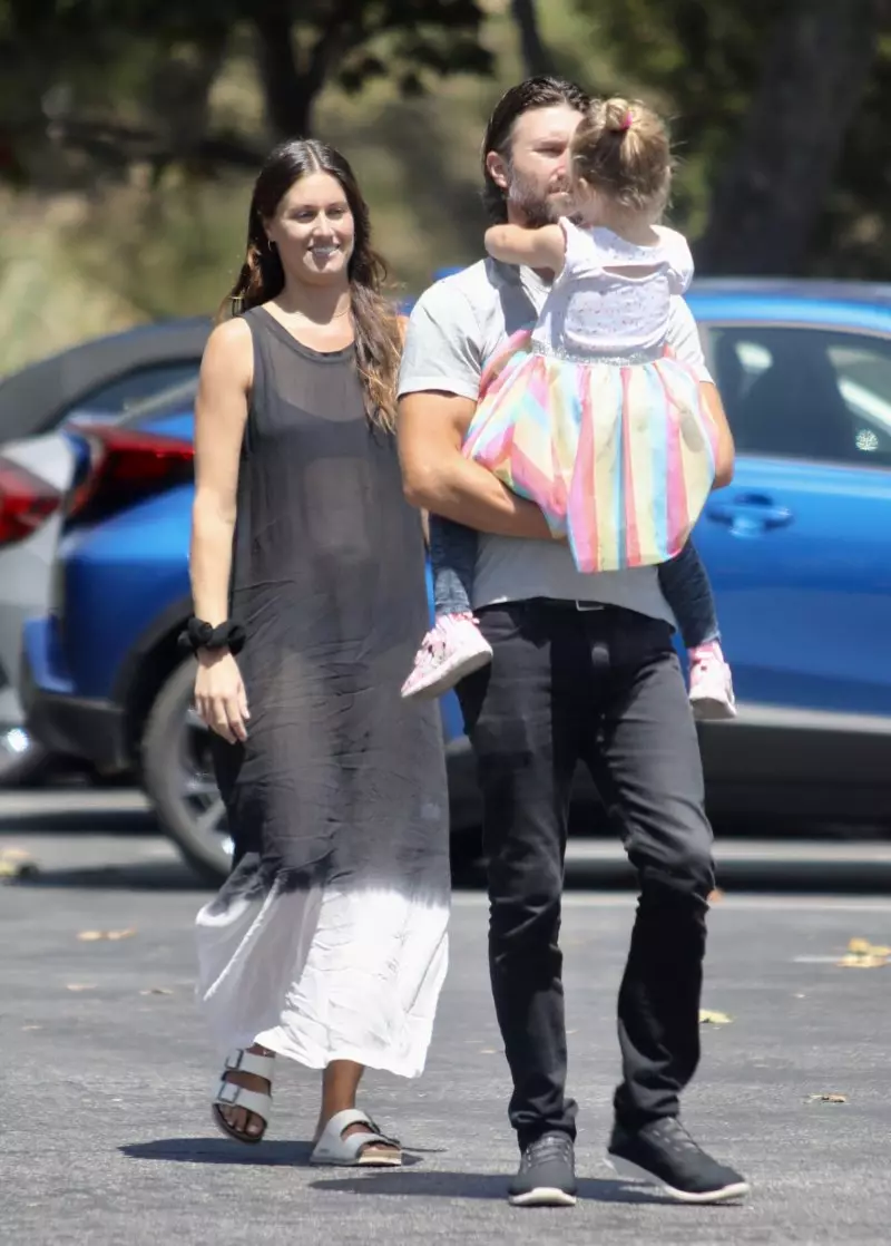 Ο Brandon Jenner έξω για τρέξιμο μπλε πουκάμισο και τζιν με την κόρη Eva και την έγκυο Cayley Stoker με διαφανές φόρεμα