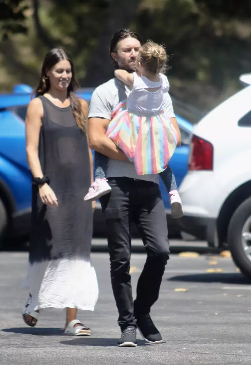 Brandon Jenner jade nṣiṣẹ errands bulu seeti ati sokoto pẹlu ọmọbinrin Eva ati aboyun Cayley Stoker