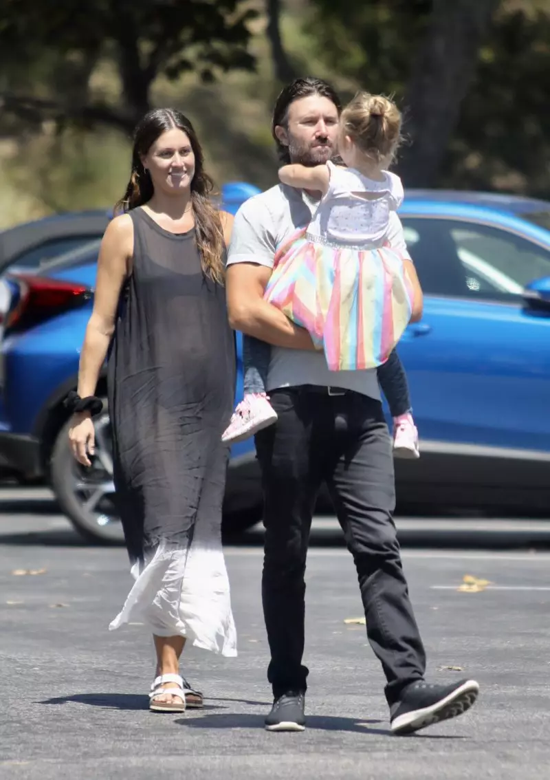 Brandon Jenner jade nṣiṣẹ errands bulu seeti ati sokoto pẹlu ọmọbinrin Eva ati Cayley Stoker