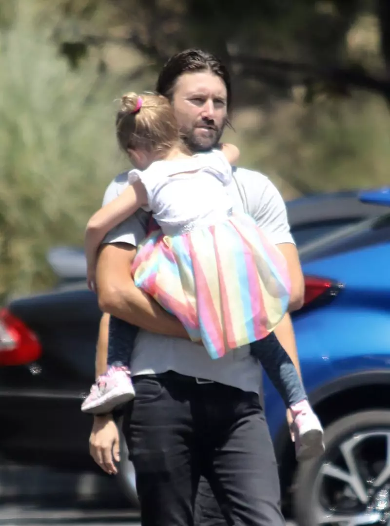 Ο Brandon Jenner έχει μπλε πουκάμισο και τζιν για τρέξιμο με την κόρη Eva