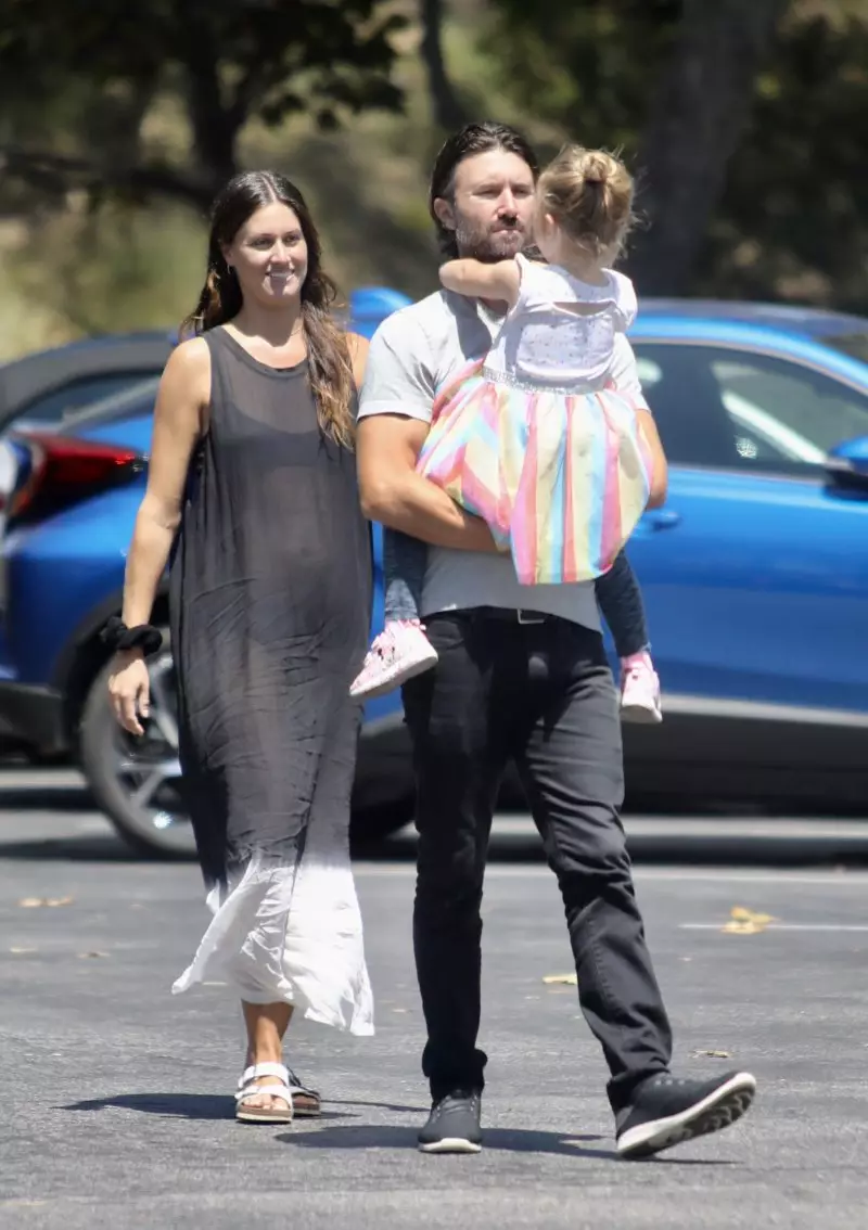 Ο Brandon Jenner και η έγκυος φίλη Cayley Stoker περπατούν μαζί με την κόρη του Eva