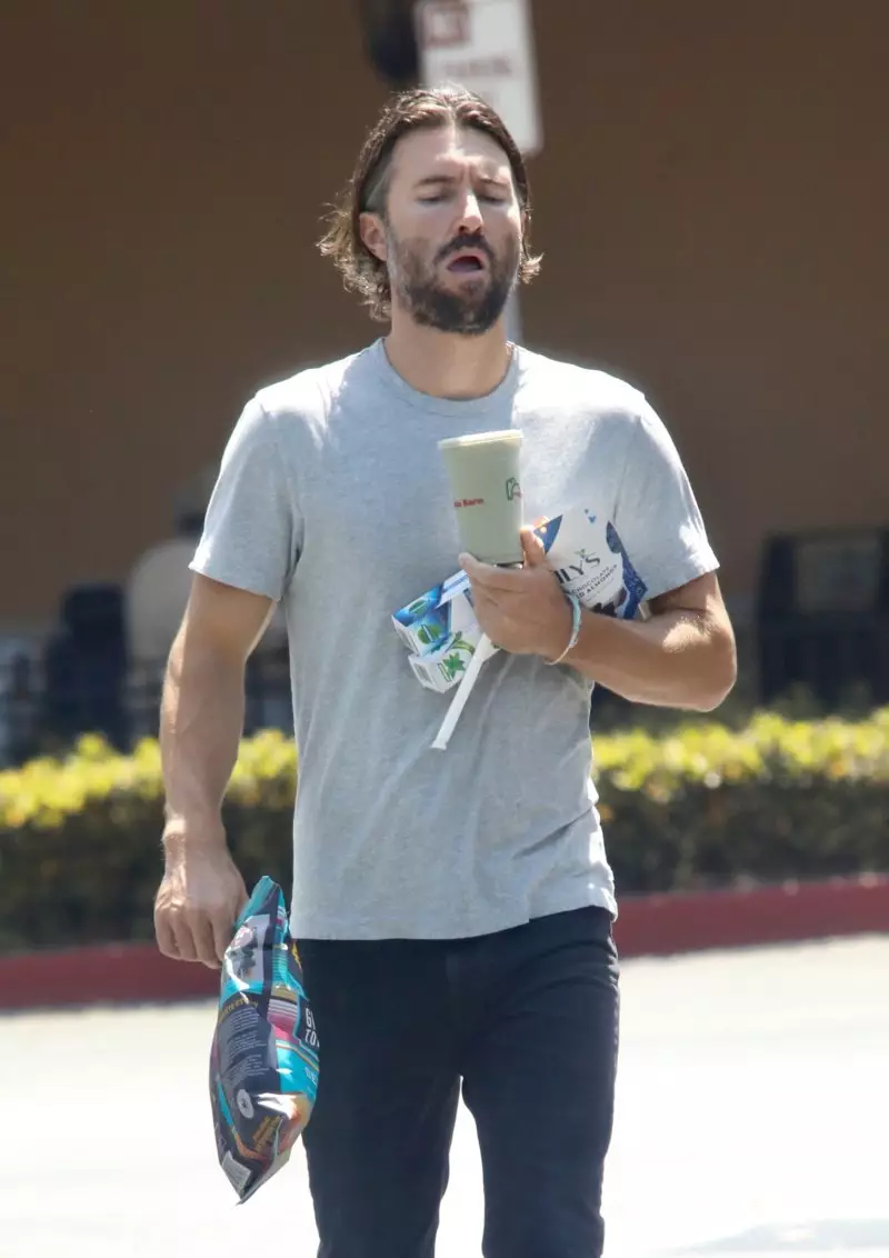 Brandon Jenner jade nṣiṣẹ errands bulu seeti ati sokoto pẹlu aboyun Cayley Stoker