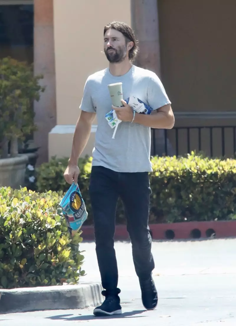Ο Brandon Jenner για τρέξιμο μπλε πουκάμισο και τζιν με την Cayley Stoker