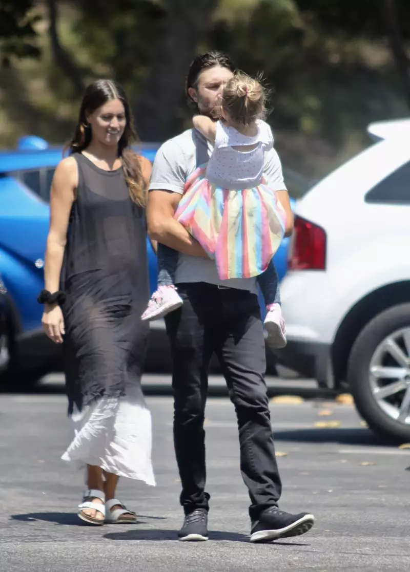 Brandon Jenner ati Ọrẹbinrin Aboyun Cayley Stoker Nreti Awọn Twins ni imura lasan