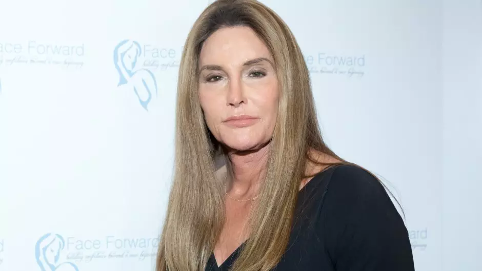 Caitlyn Jenner, musta mekko, suorat hiukset, poseeraa