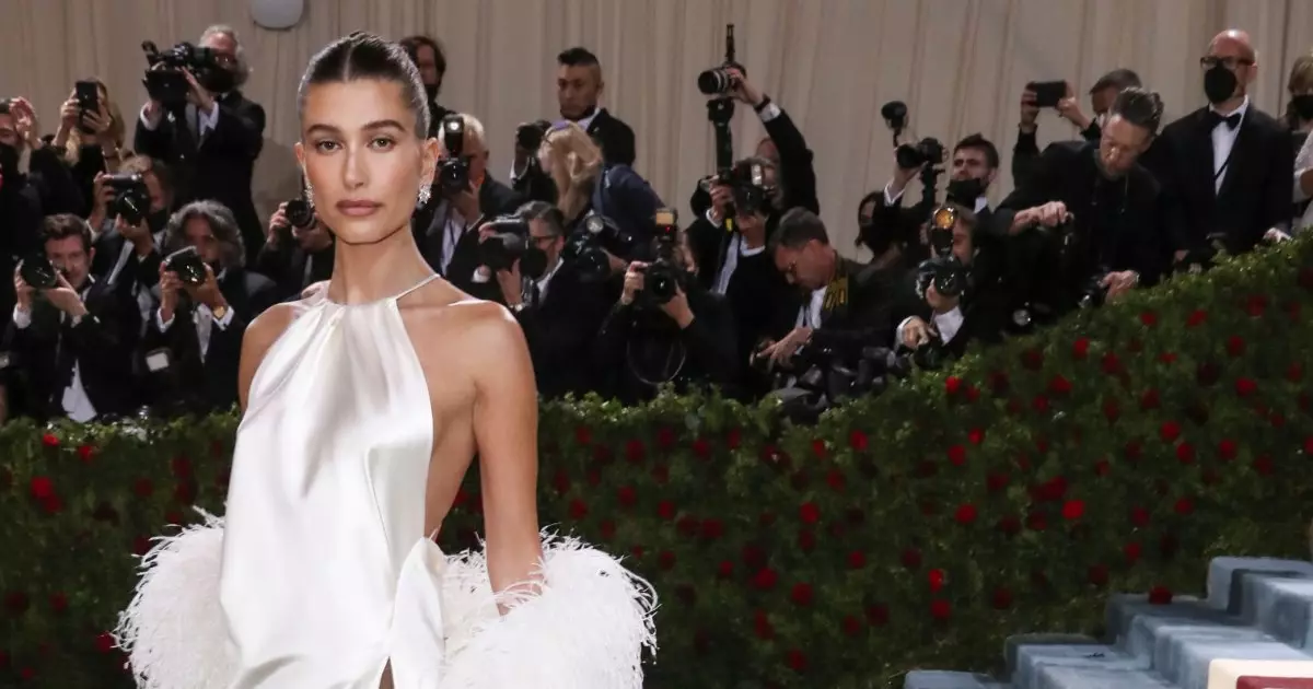 រូបថត Hailey Bieber 2022 Met Gala Outfit ដោយគ្មាន Justin