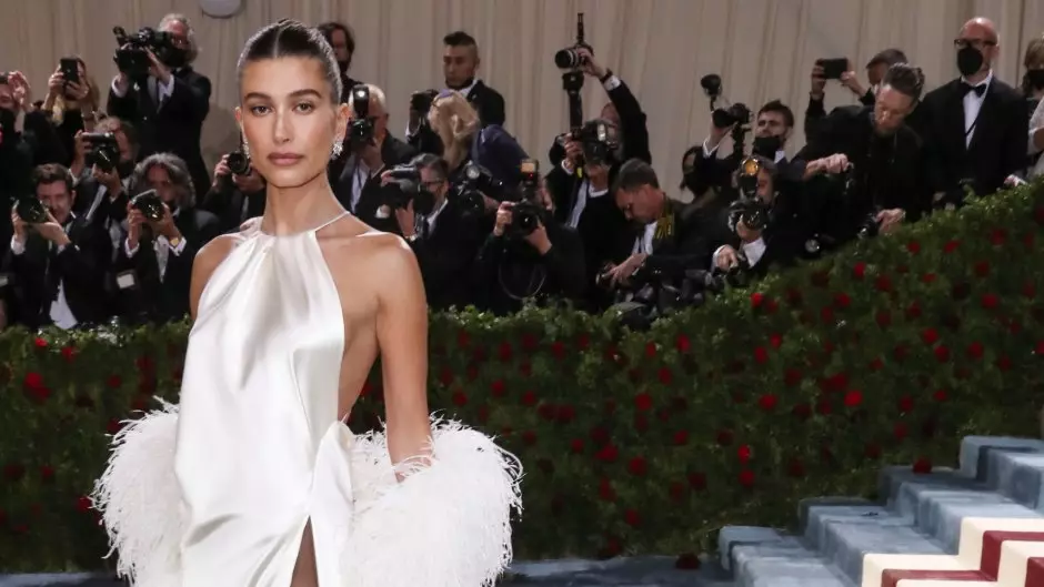 Så perfekt! Hailey Bieber lyser som ett par på 2022 Met Gala Red Carpet