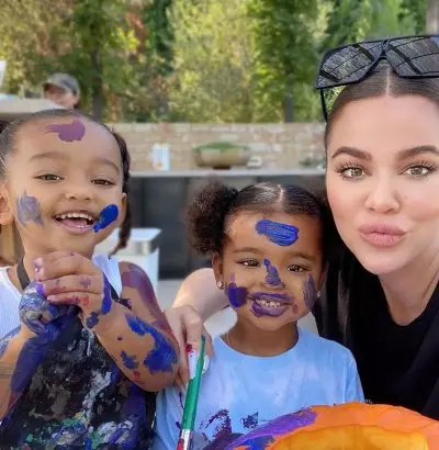 Dem Khloe Kardashian seng Duechter True Thompson Mans de Cutest Pumpkin Stand Dir wäert de ganzen Hierscht gesinn