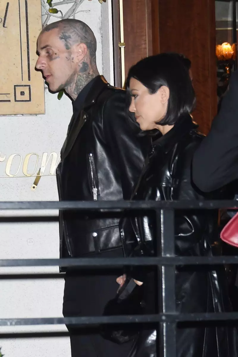 Kourtney Kardashian an Travis Barker Match am Schwaarz, Kim Witz iwwer gescheitert Bestietnes wärend dem Pal senger Hochzäit