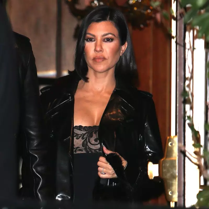 Kourtney Kardashian at Travis Barker Nagtutugma sa Itim, Kim Jokes Tungkol sa Nabigong Kasal Sa Kasal ni Pal