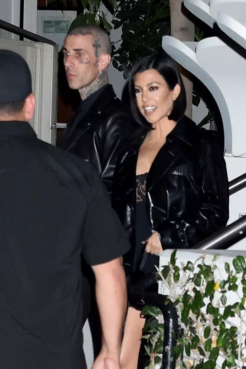 Kourtney Kardashian an Travis Barker Match am Schwaarz, Kim Witz iwwer gescheitert Bestietnes wärend dem Pal senger Hochzäit