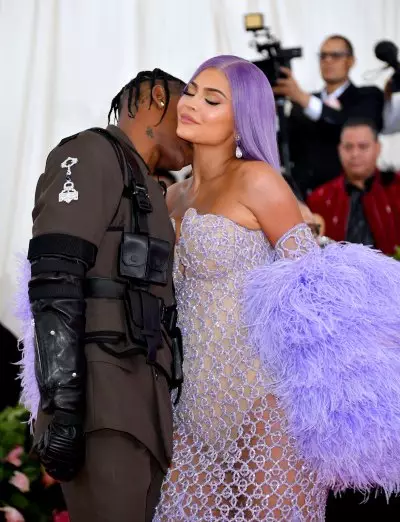 Kylie Jenner Travis Scott 2019 met gala kiss pda rød løber lilla kjole