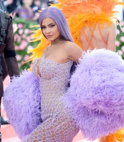 Kylie Jenner traf Gala 2019 Schwangerschaftsgerüchte lila Kleid lila Haare