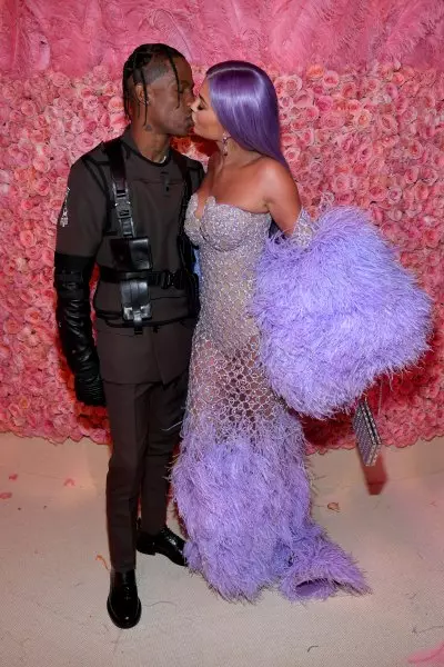 Travis Scott Kylie Jenner 2019 met gala kiss pda vestido morado traxe militar