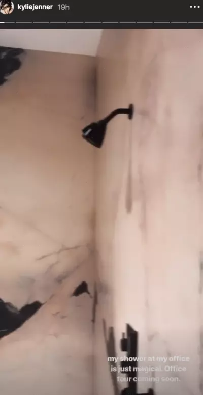 Kylie Jenner ofis duş duş instagram mermer