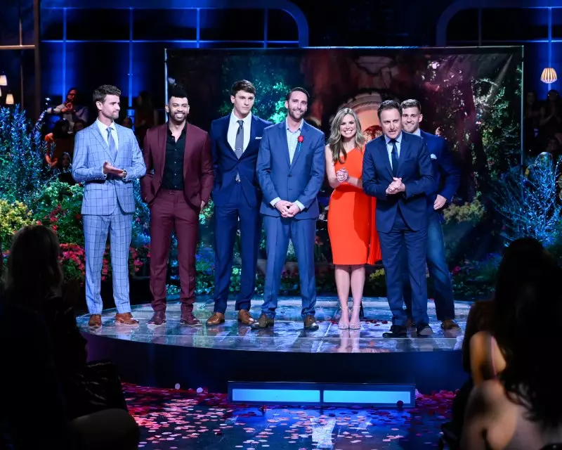 Hannah Brown Chris Harrison ndị asọmpi bachelorette mgbe rose ikpeazụ gasịrị