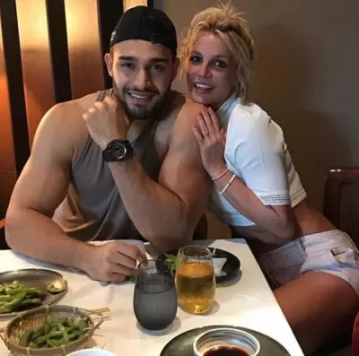 Britney Spears dhe Sam Asghari duke darkuar