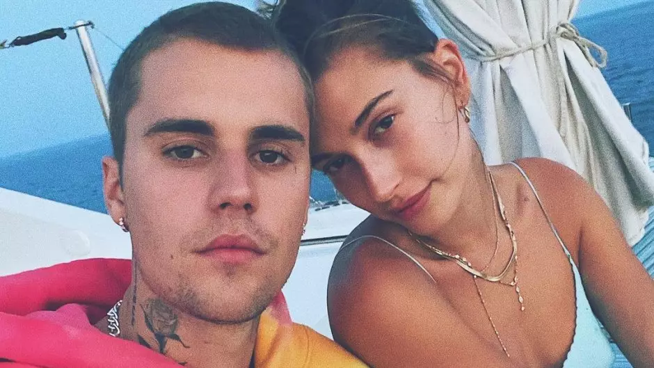 Xagaaga Lovin'! Hailey Bieber waxay la wadaagtay Sawirada 'Riyo' ee Fasaxii ay ku tagtay Giriiga ninkeeda Justin