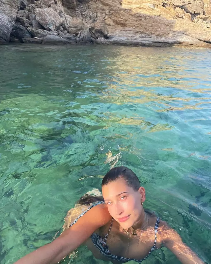 Summer Lovin'! Ibinahagi ni Hailey Bieber ang 'Dreamy' na Mga Larawan Mula sa Kanyang Bakasyon sa Greece Kasama ang Asawa na si Justin