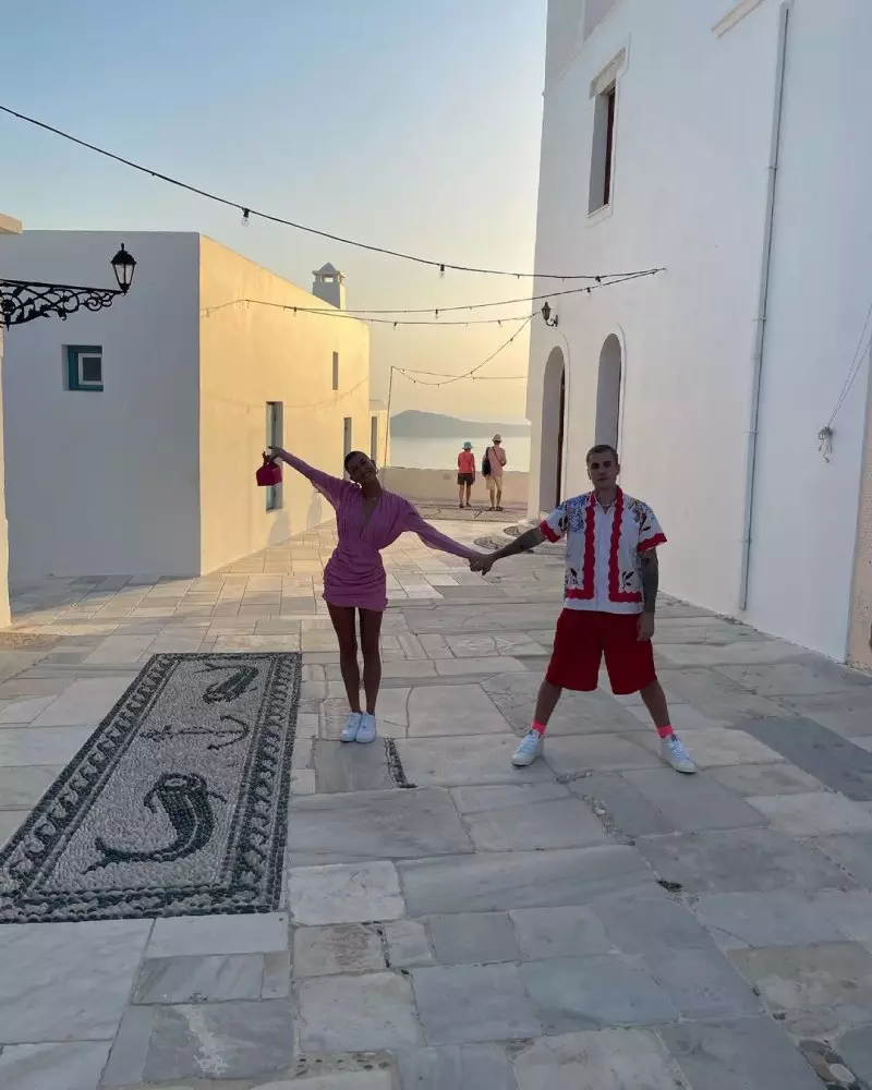 Summer Lovin'! Hailey Bieber Taqsam Ritratti 'Dreamy' Mill-Vaganza Tagħha għall-Greċja Mar-Raġel Justin