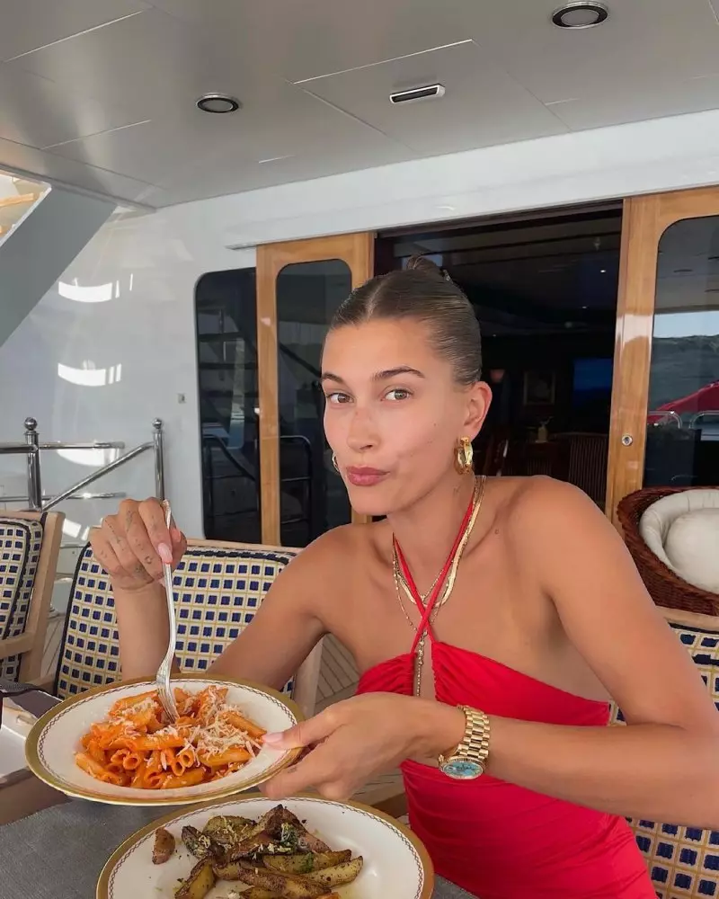 Summer Lovin'! Hailey Bieber Anashiriki Picha za 'Ndoto' Kutoka Likizo Yake hadi Ugiriki Pamoja na Mume Justin