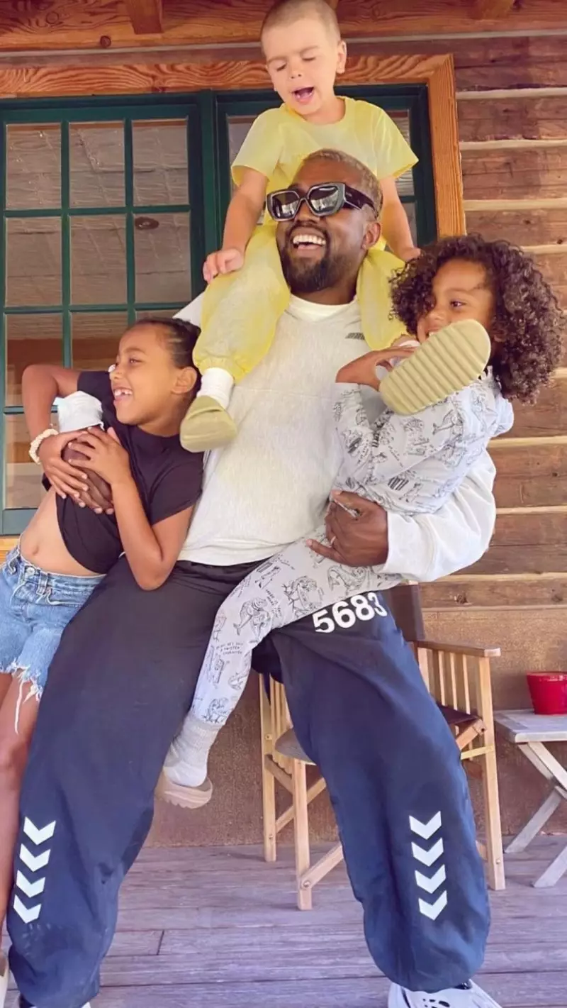 Veja como a família Kardashian-Jenner comemorou o dia dos pais este ano: fotos, gritos e muito mais!