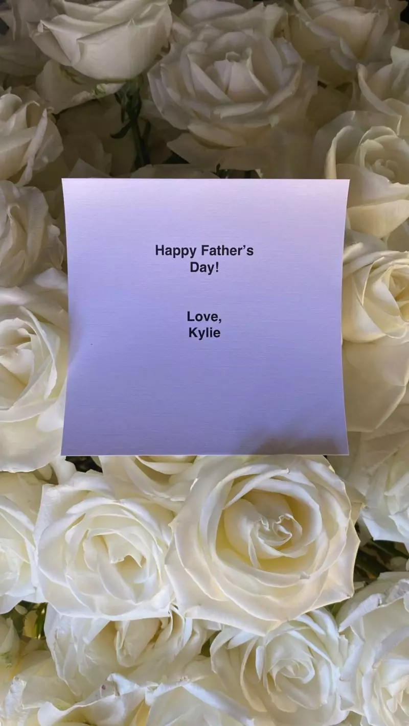 Kardashian-Jenner မိသားစုသည် ယခုနှစ်တွင် အဖေများနေ့ကို ဆင်နွှဲပုံ- ဓာတ်ပုံများ၊ ကြွေးကြော်သံများ၊ နောက်ထပ်များကို ကြည့်ပါ။