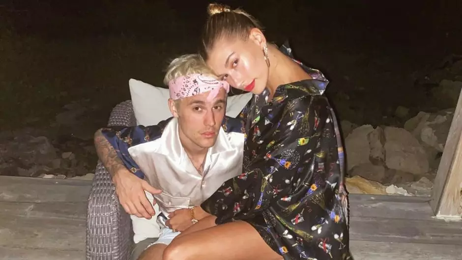 Justin Bieber ma Hailey Baldwin o loʻo tu i luga o le matafaga