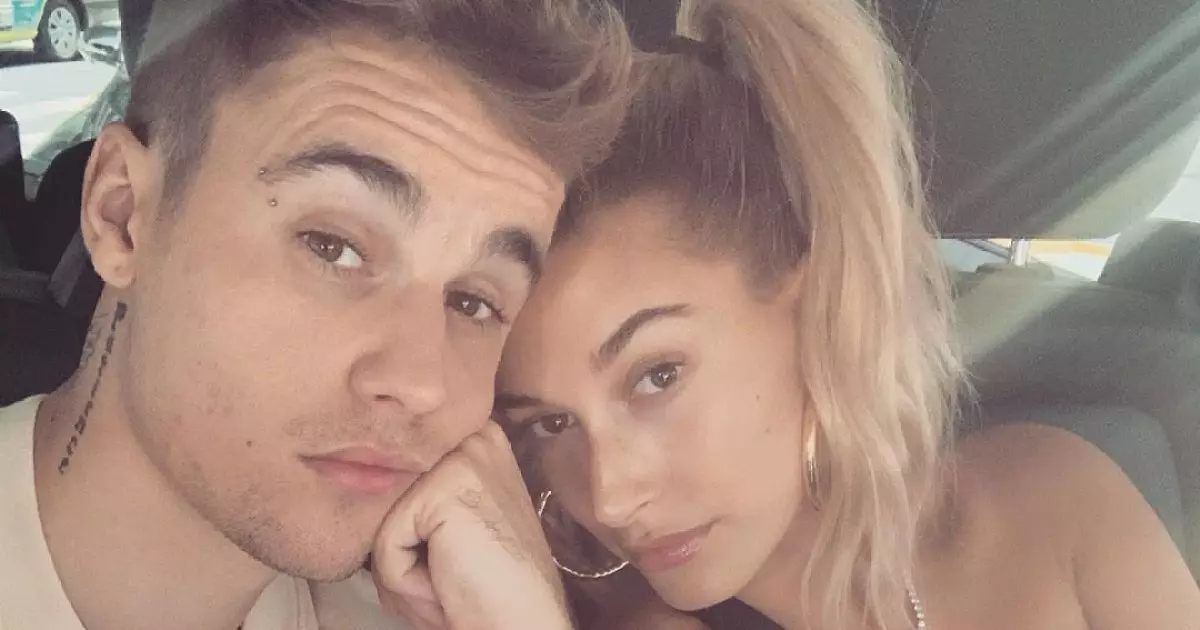 Justin Bieber jaillit sur sa femme Hailey Baldwin en bikini