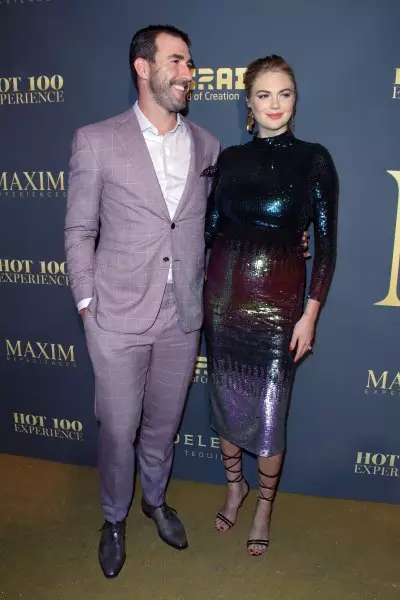 Justino Verlanderio violetinis kostiumas ir Kate Upton blizgučiais puošta spalvinga suknelė „Maxim Red Carpet“.