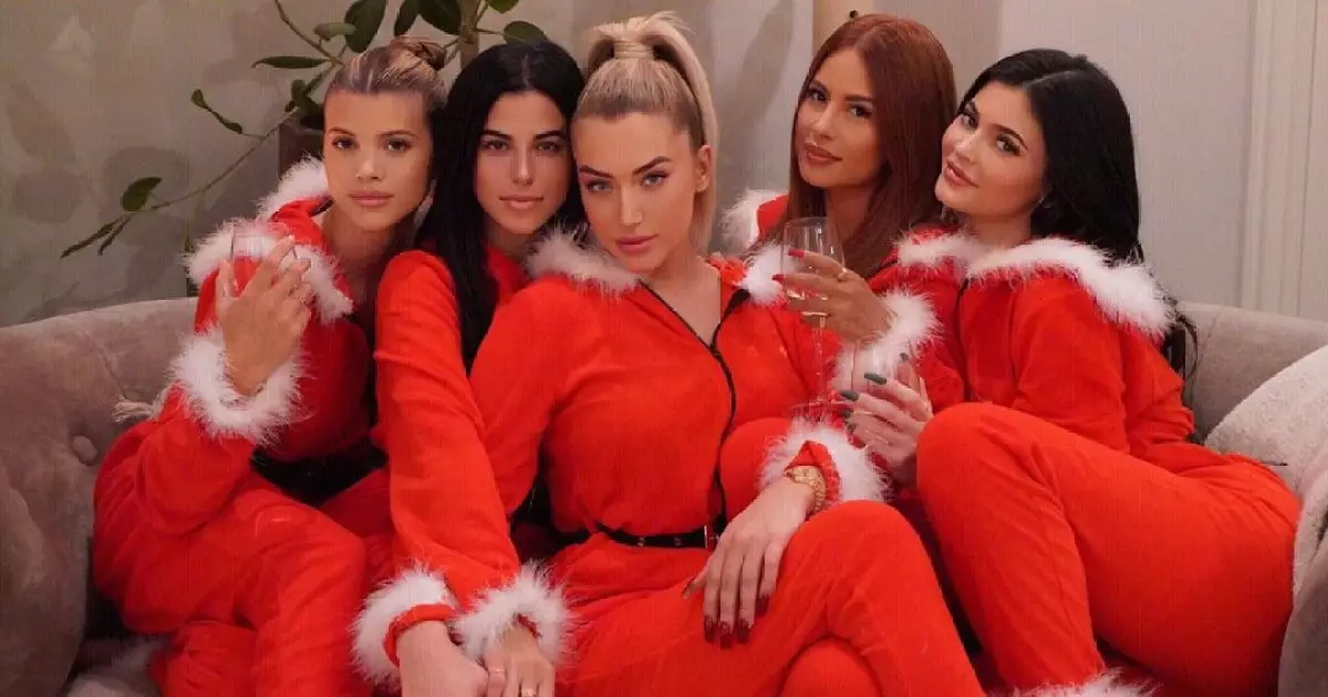 Sofia Richie, Kylie Jenner et leurs amis posent pour une douce photo de Noël