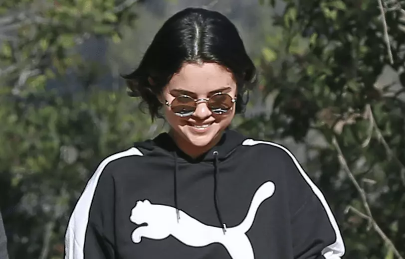 Selena Gomez, usmievavá, mikina Puma, slnečné okuliare