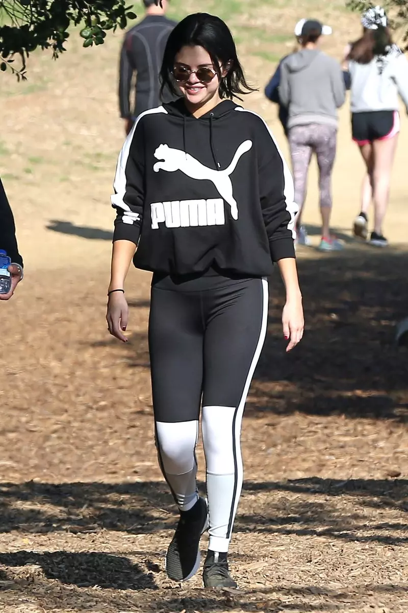 Selena Gomez, Wandern, schwarzes Puma-Sweatshirt, Sonnenbrille
