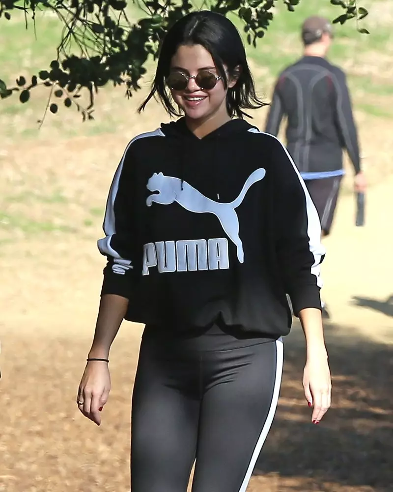 Selena Gomez, piesze wycieczki, czarna bluza Puma, okulary przeciwsłoneczne
