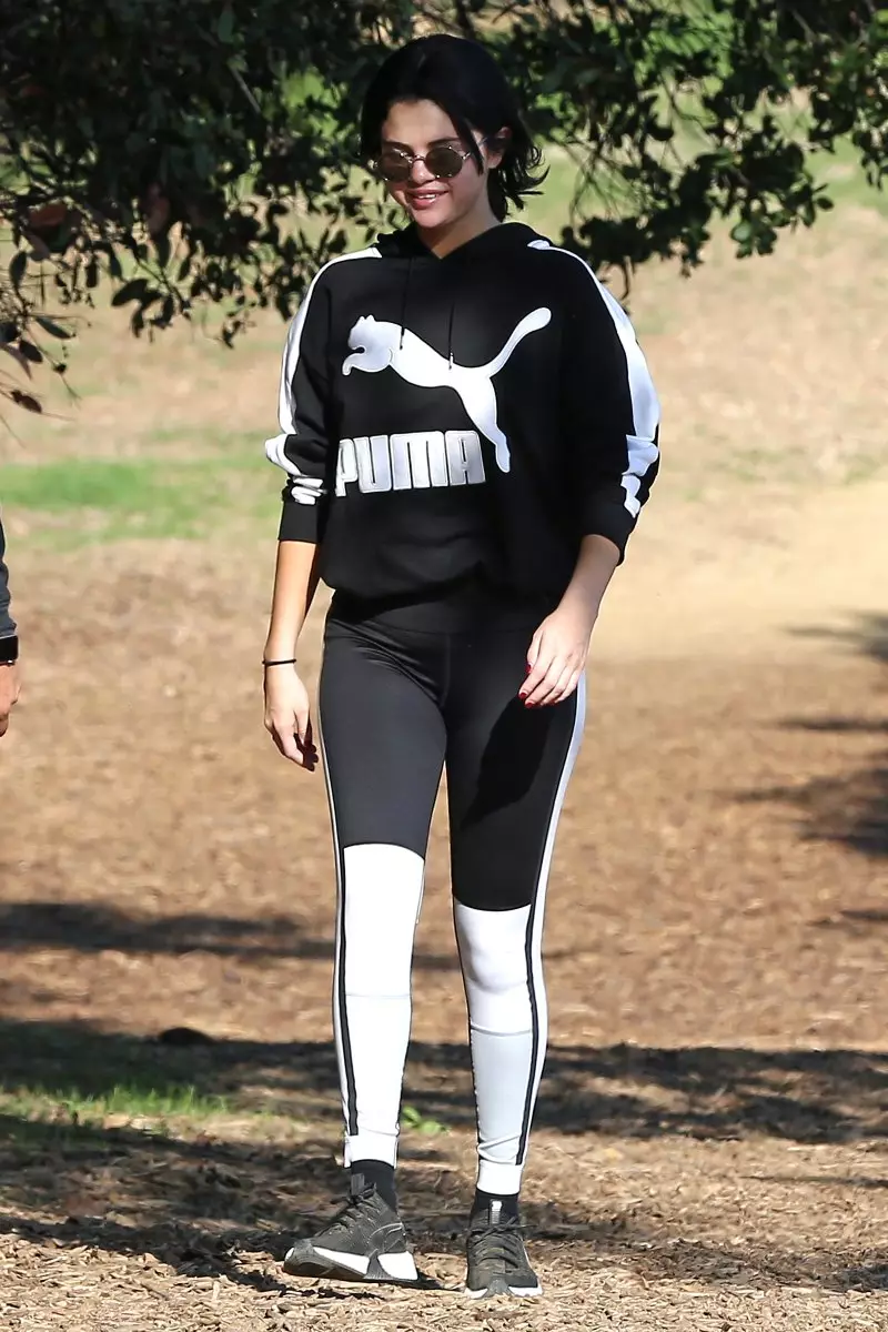 Selena Gomez, Wandern, schwarzes Puma-Sweatshirt, Sonnenbrille