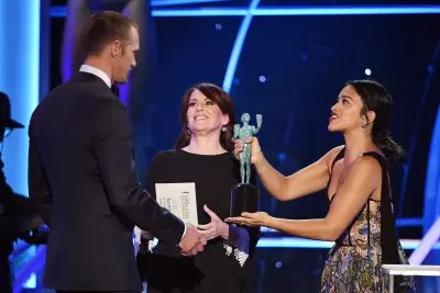 Alexander Skarsgard Megan Mullally e Gina Rodríguez 2017 SAG Awards