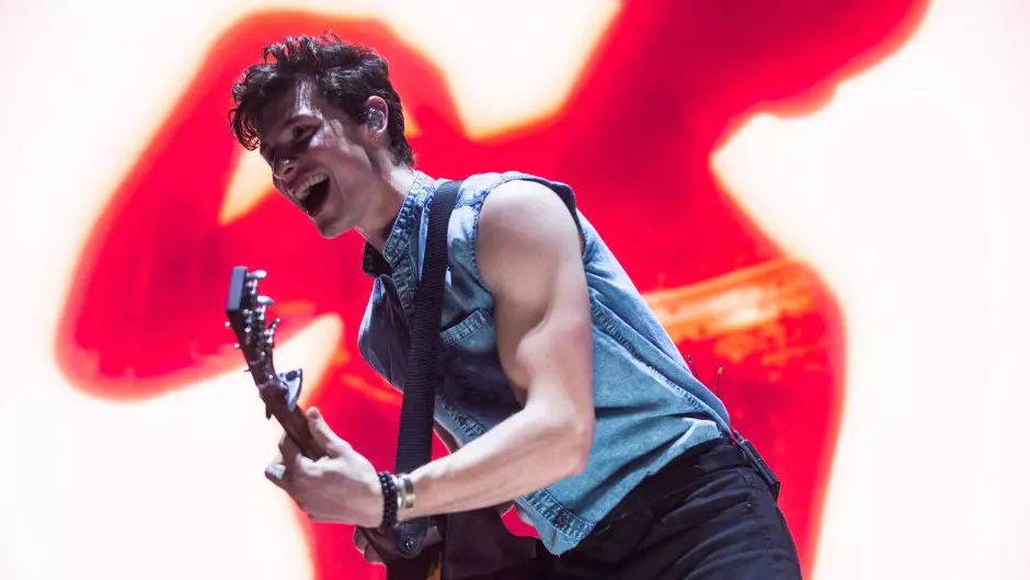 Shawn Mendes biceps liderra