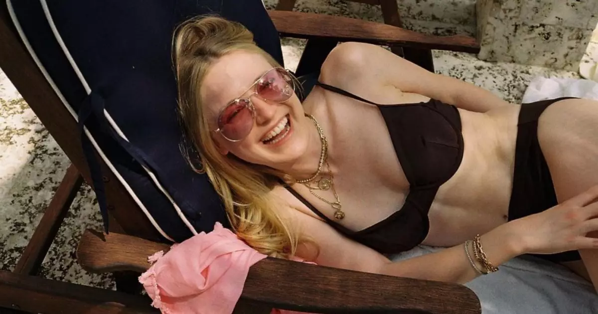 Dakota Fanning Bikini Pictures: Swimsuit Photos ڏسو