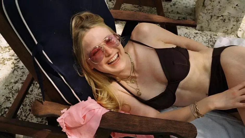 ~I le Afi~! O Taimi uma na fa'aalia ai e Dakota Fanning lona tino pomu i Bikini: Ata