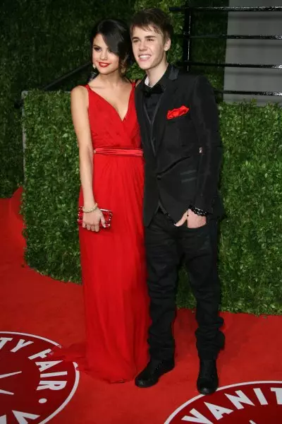 Justin Bieber ak Selena Gomez Relasyon Timeline Premye aparans tapi wouj Vanity Fair Party 2011