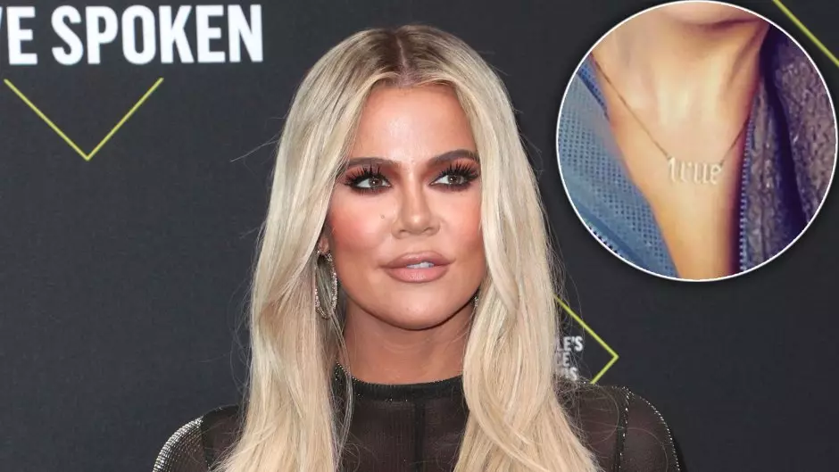 Khloe Kardashian Kanthi Rambut Pirang Panjang Nganggo Uop Spatle Ireng, Inset Kalung Sejati Kanthi Huruf Blok