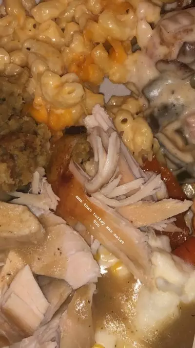 Assiette de nourriture Kylie Jenner Friendsgiving avec dinde et macaroni au fromage