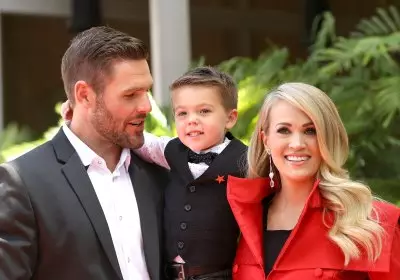 Carrie Underwood Mike Fisher ụmụaka